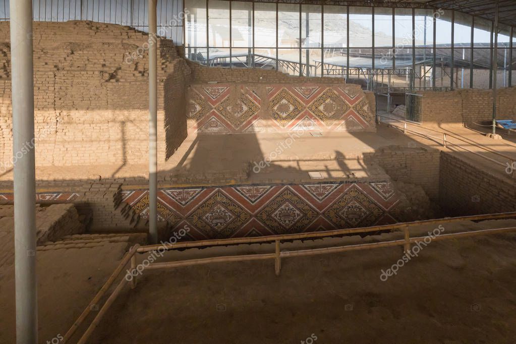 Perú julio 2018 Pirámide de la Luna, decoración mural. Este sitio se ...