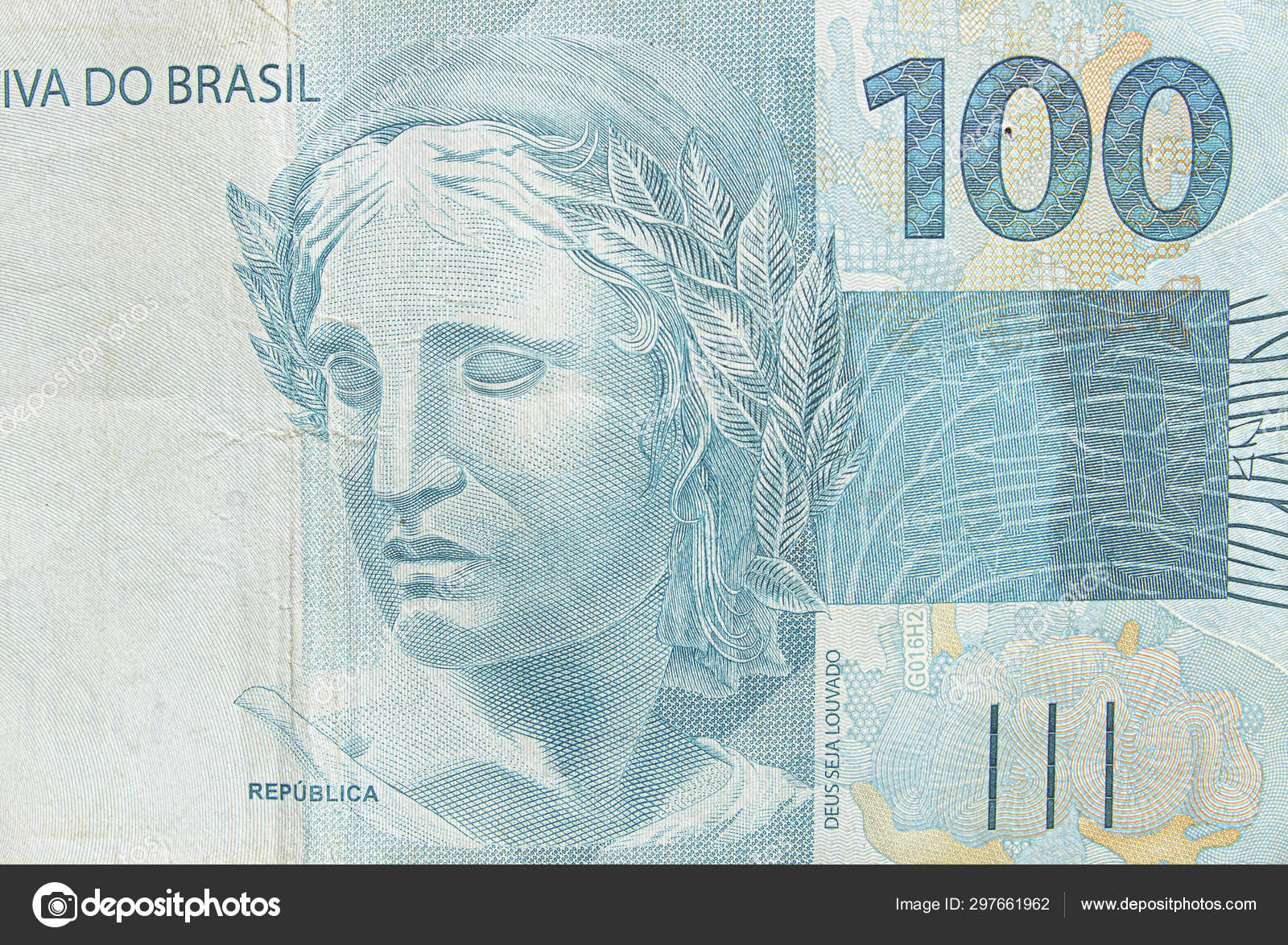 Cem notas reais brasileiras . — Foto editorial © vbacarin #297661962