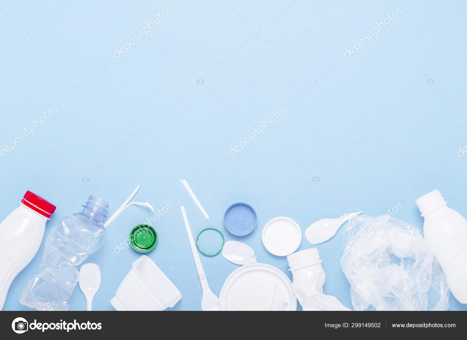 Recogida de basura, plástico sobre fondo azul. Concepto de parada de ...