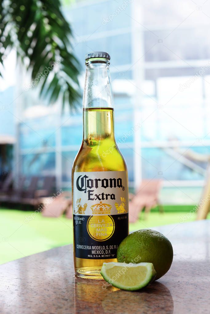 Ucrania Kiev - 25 de junio de 2018 Corona de cerveza fría fresca con ...