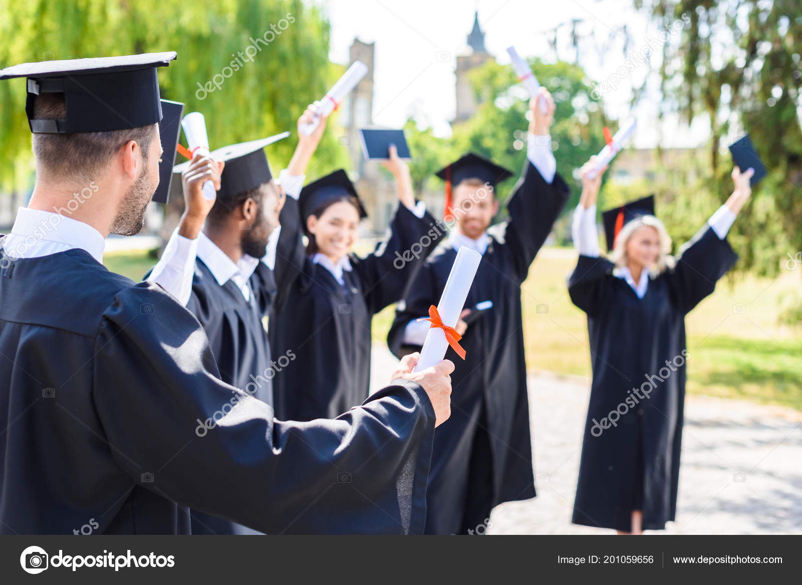 Jóvenes Estudiantes Felices Celebrando Graduación Juntos Plaza ...