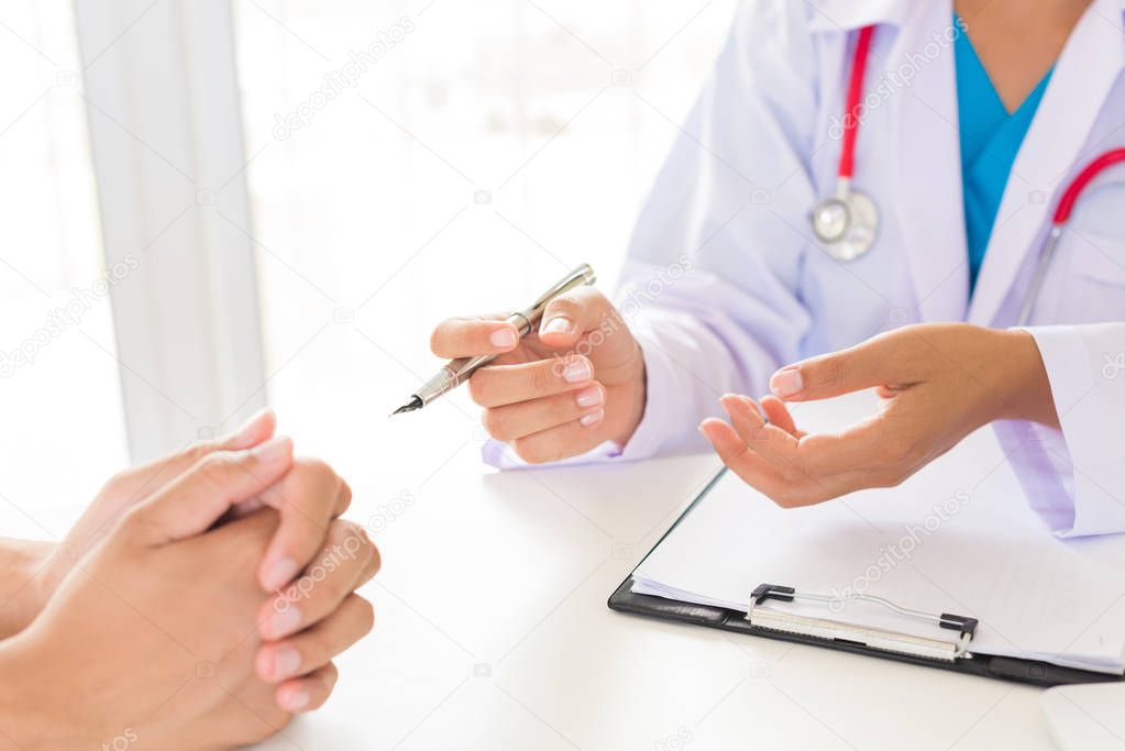 El doctor le está explicando a su paciente. Concepto de medicina y ...