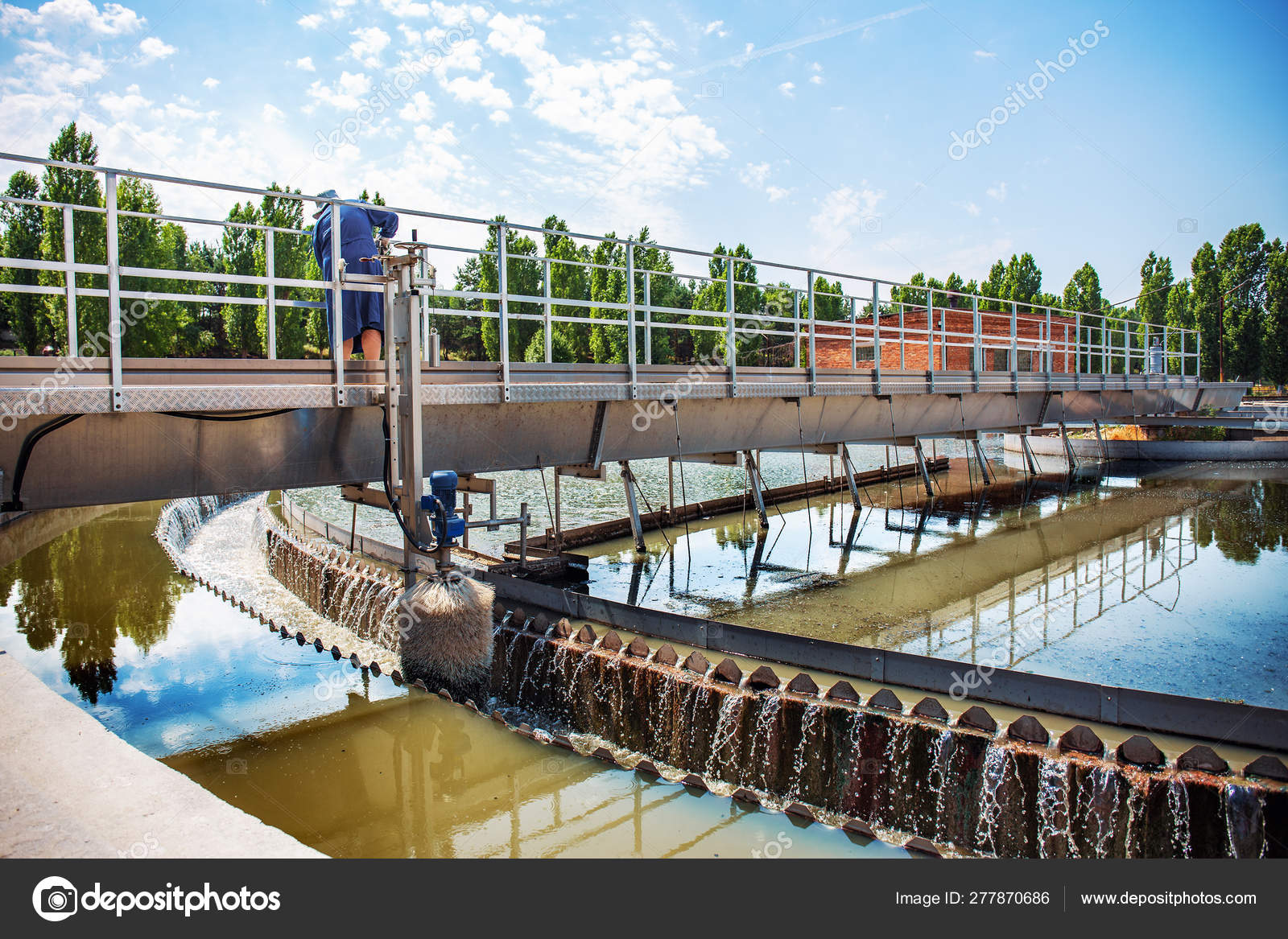 Station moderne de traitement des eaux usées urbaines et des eaux usées avec réservoirs d ...