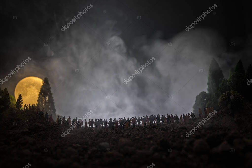 Silueta de una gran multitud de personas en el bosque por la noche ...