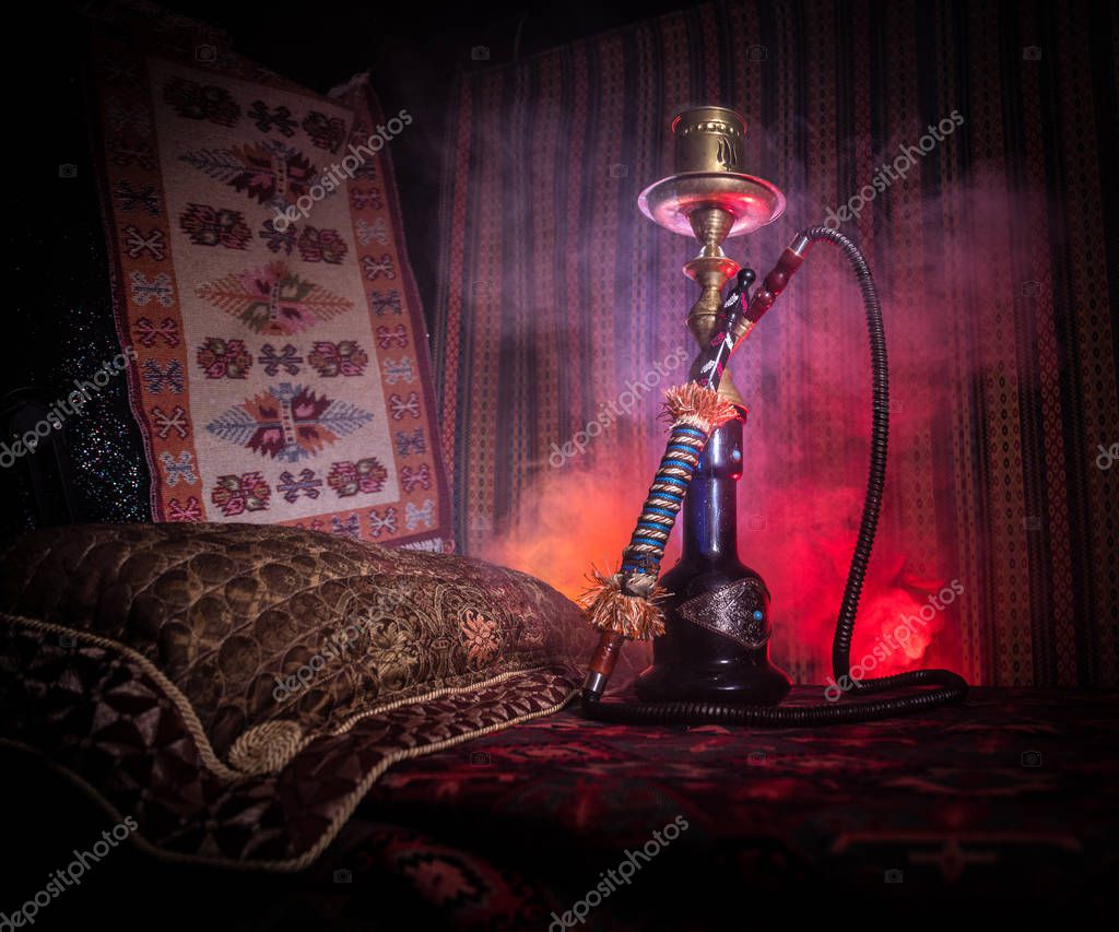 Hookah carbones calientes en el tazón de shisha haciendo nubes de vapor ...