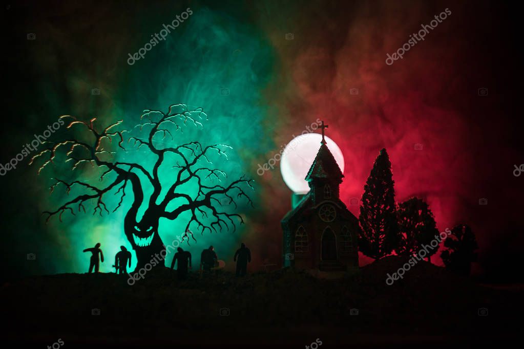 Vista aterradora de zombies en el cementerio árbol muerto, luna ...