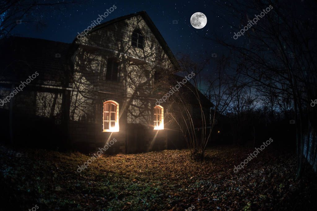 Antigua casa con un Fantasma en el bosque por la noche o Casa de terror embrujada abandonada en ...