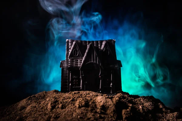 Antigua casa con un Fantasma en el bosque por la noche o Casa de terror embrujada abandonada en ...