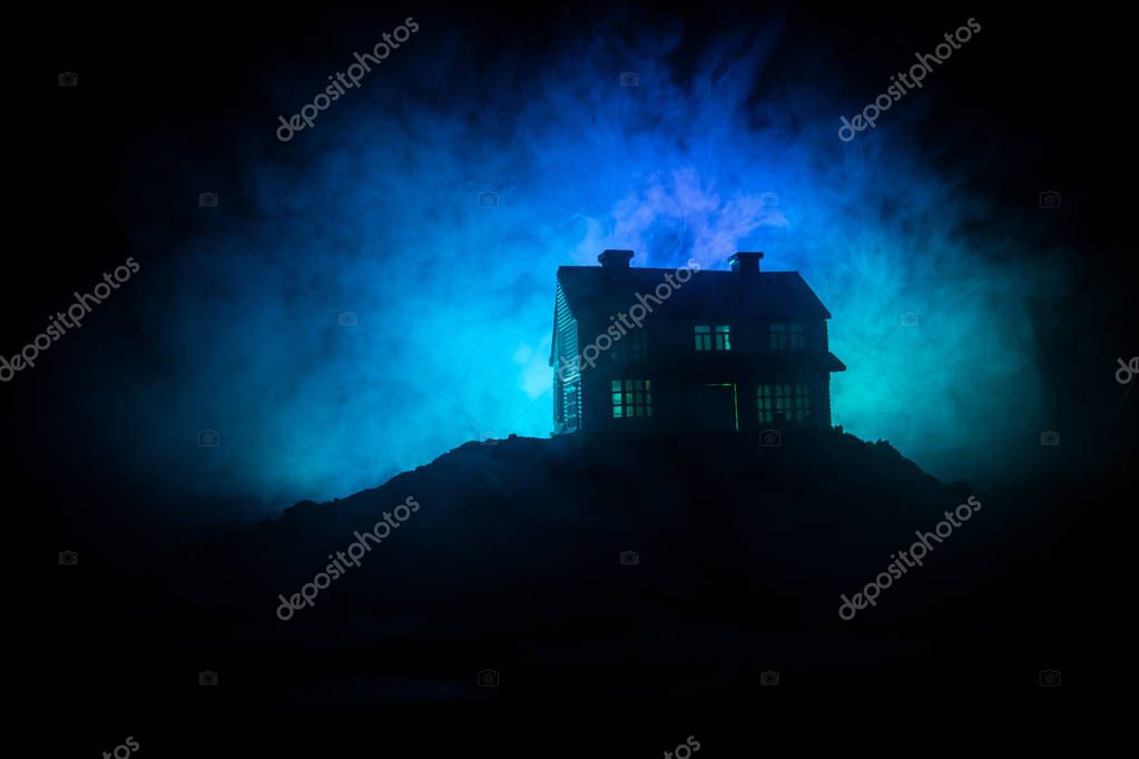 Antigua casa con un Fantasma en el bosque por la noche o Casa de terror embrujada abandonada en ...