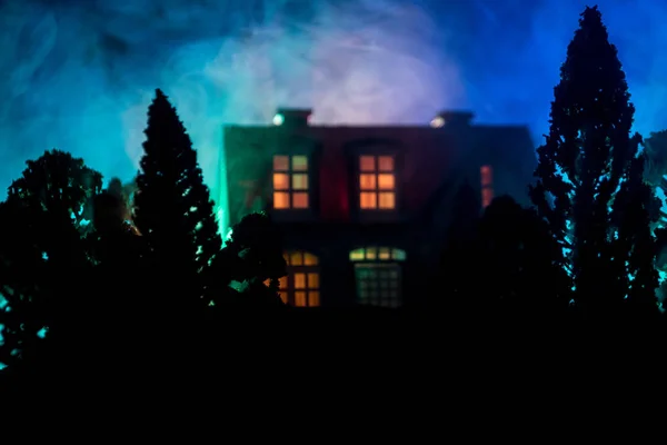 Antigua casa con un Fantasma en el bosque por la noche o Casa de terror embrujada abandonada en ...