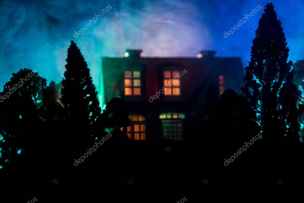 Antigua casa con un Fantasma en el bosque por la noche o Casa de terror embrujada abandonada en ...