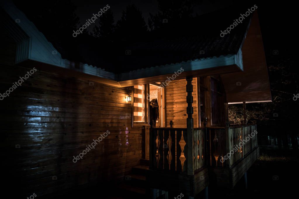 Antigua casa con un Fantasma en el bosque por la noche o Casa de terror embrujada abandonada en ...