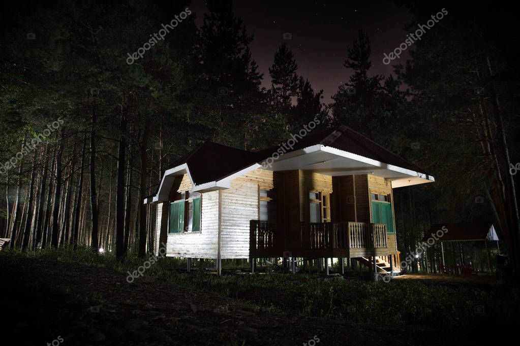 Antigua casa con un Fantasma en el bosque por la noche o Casa de terror embrujada abandonada en ...