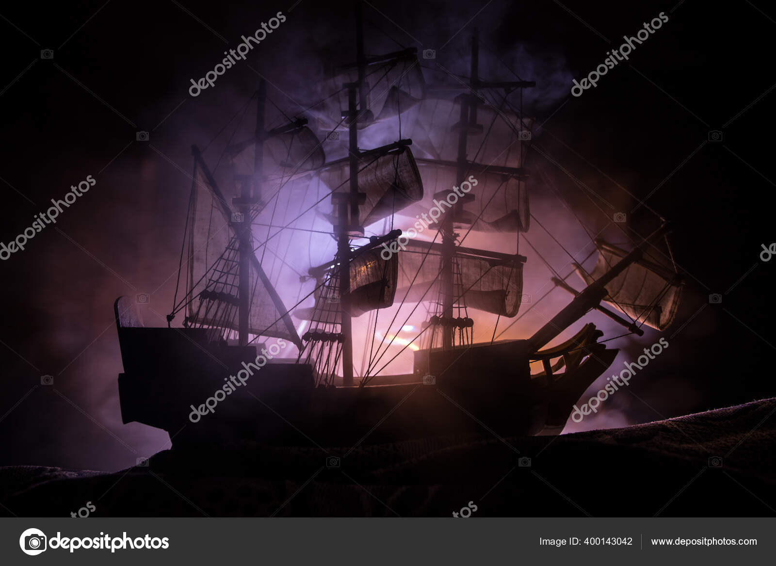 Merirosvolaivan Musta Siluetti Yöllä Kohtaus Aave Merirosvolaiva Meressä Salaperäinen Valo ...