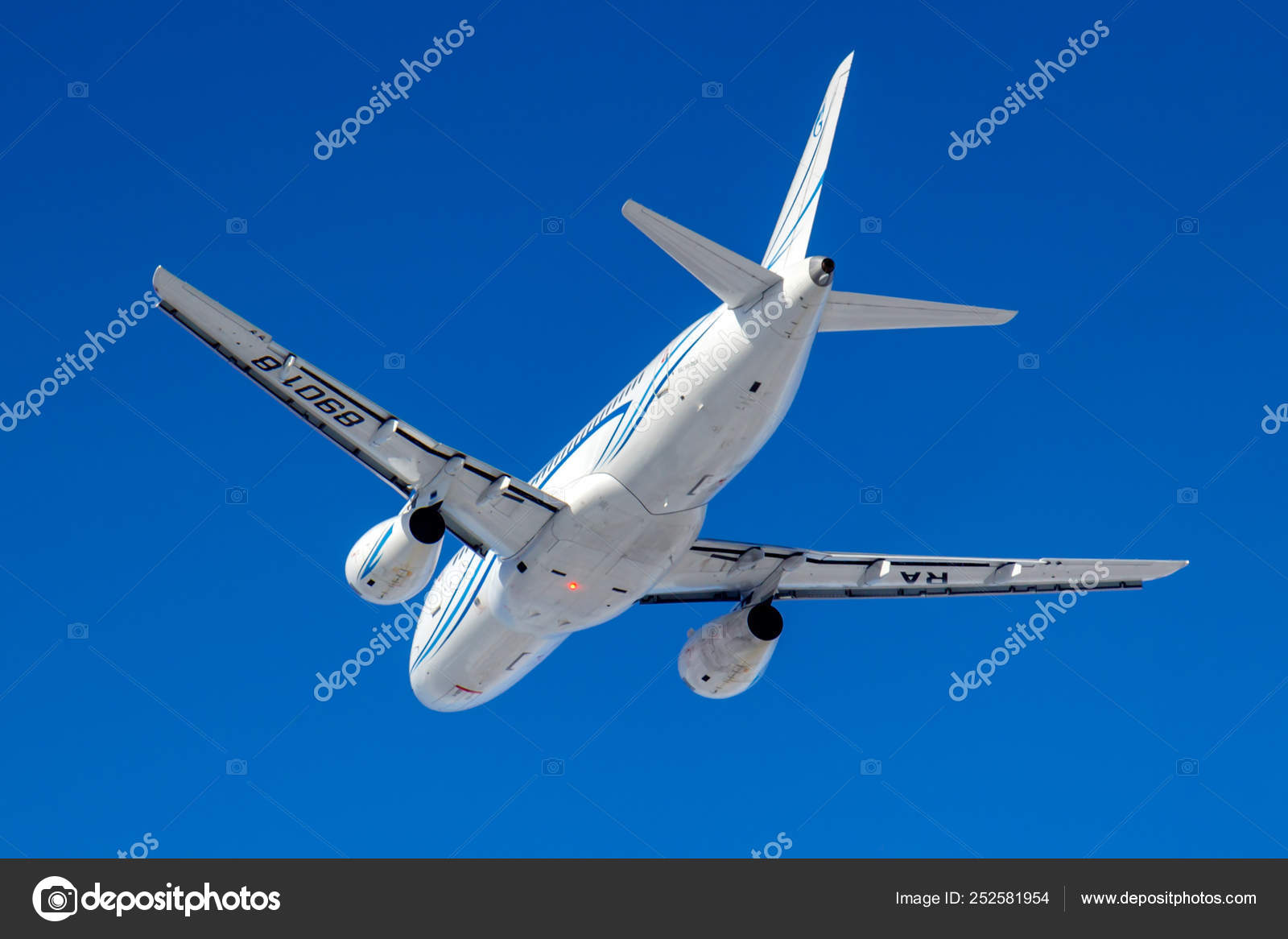 Moscú, Rusia - 20 de marzo de 2019: Aeronaves Sukhoi Superjet 100-95LR ...