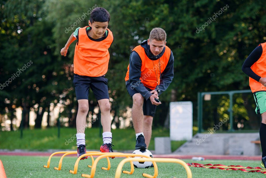 Entrenador de f tbol experimentado observa a sus alumnos realizar ejercicios de funcionamiento ...