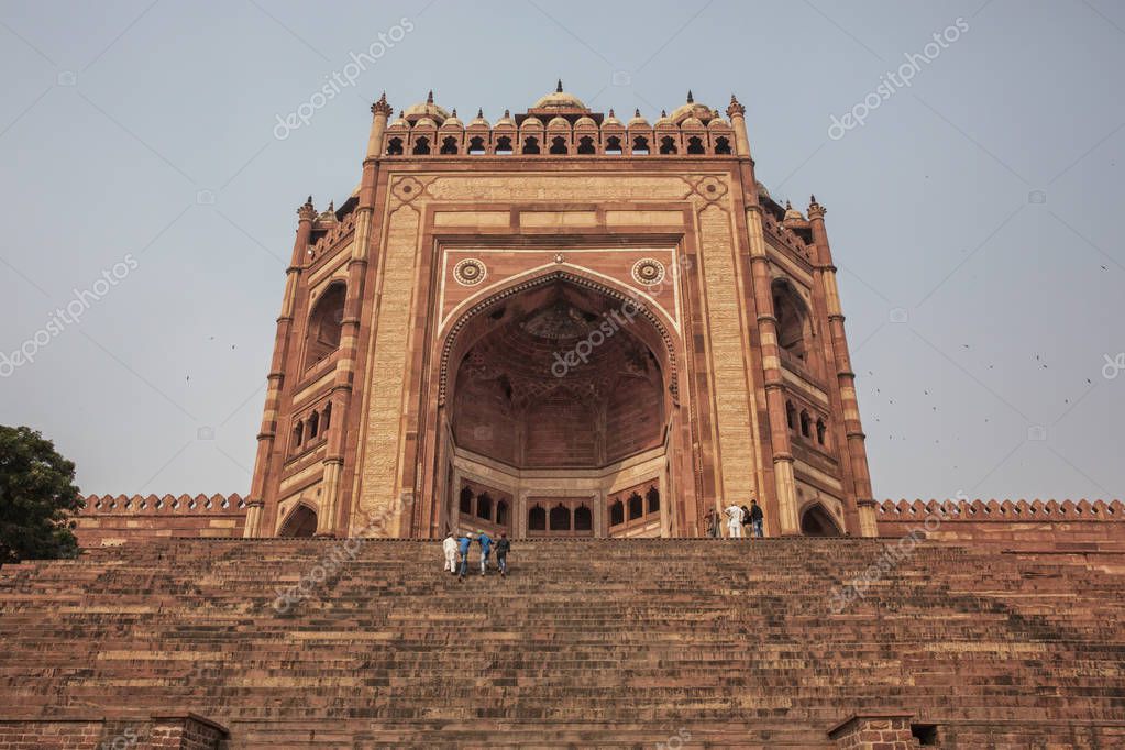 Un grupo no identificado de turistas entra en Buland Darwaza. Buland ...