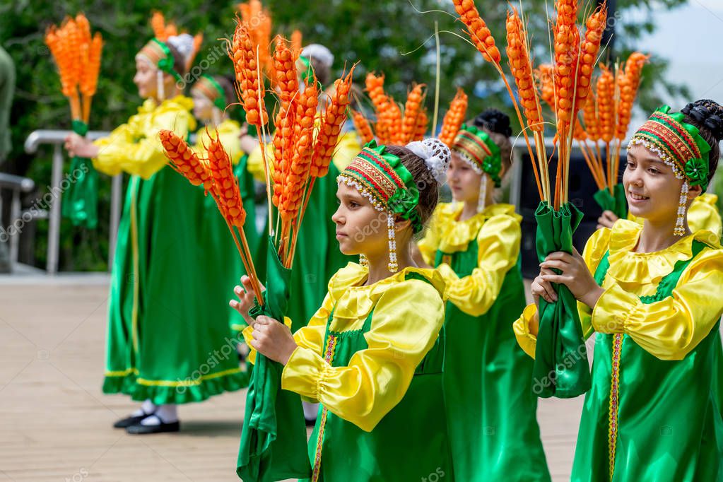 Rusia, Vladivostok, 06 / 12 / 2018. Niñas bonitas con ropa tradicional ...
