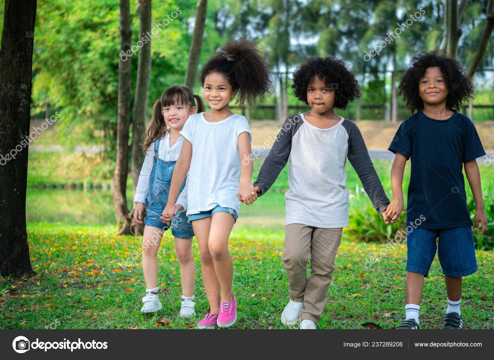 Feliz Grupo Afroamericano Niños Niñas Jugando Patio Recreo Escuela Concepto — Foto de stock ...