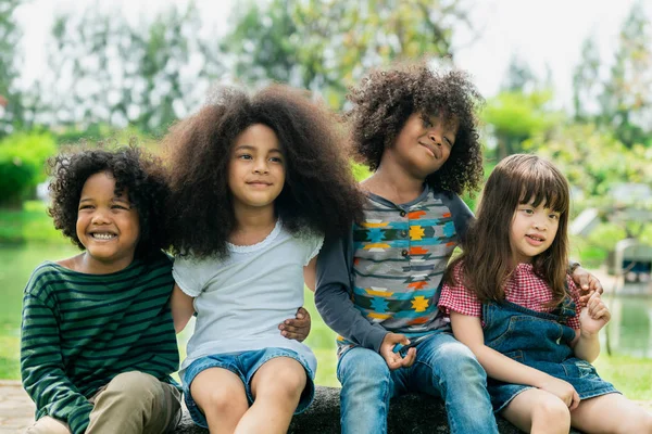 Feliz grupo afroamericano de ni os y ni as jugando en el patio de recreo de la escuela. Concepto ...