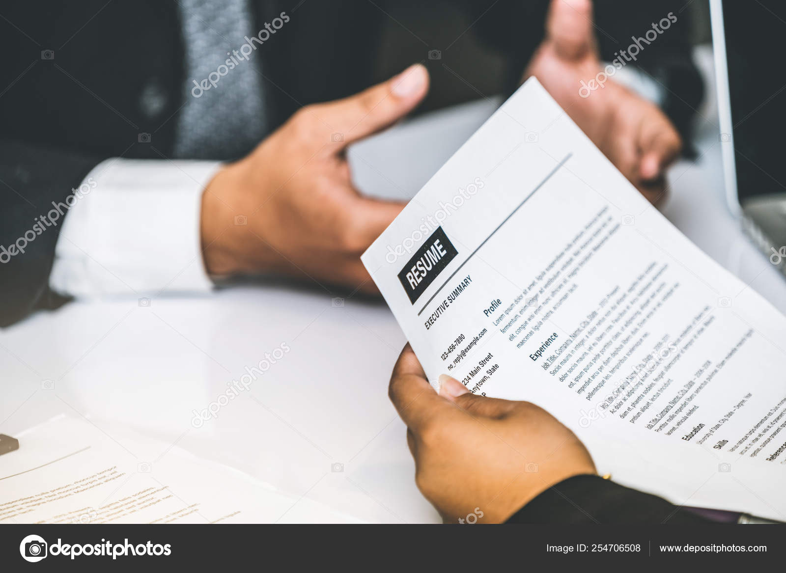 Gerente del departamento de recursos humanos lee CV curriculum vitae ...