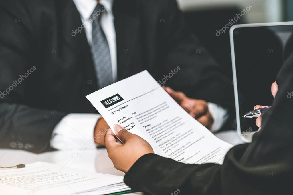 Gerente del departamento de recursos humanos lee CV curriculum vitae 2024