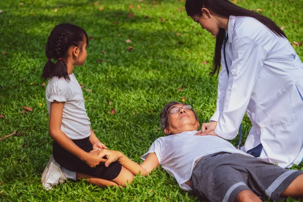 Técnica de resucitación en niños fotos de stock, imágenes de Técnica de ...