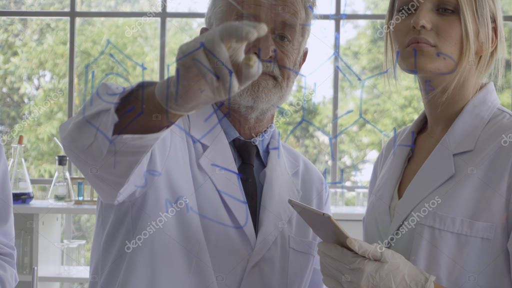 Científico trabaja con equipo científico en laboratorio. Concepto de ... Científico trabaja con equipo científico en laboratorio. Concepto de ...