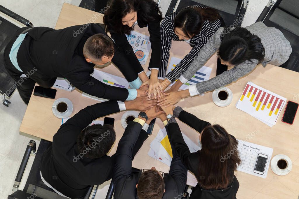 La gente de negocios feliz celebra el éxito del trabajo en equipo junto ...