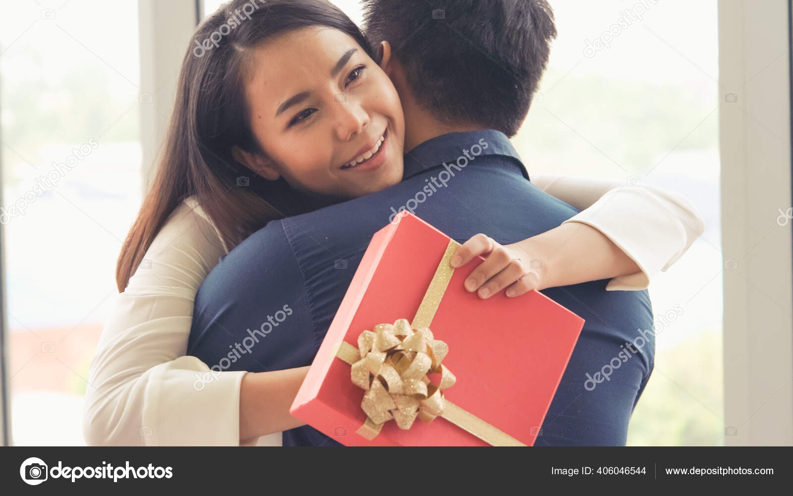 Romantic Couple Giving Gift Lover Restaurant Happy Couple Lifestyle ...