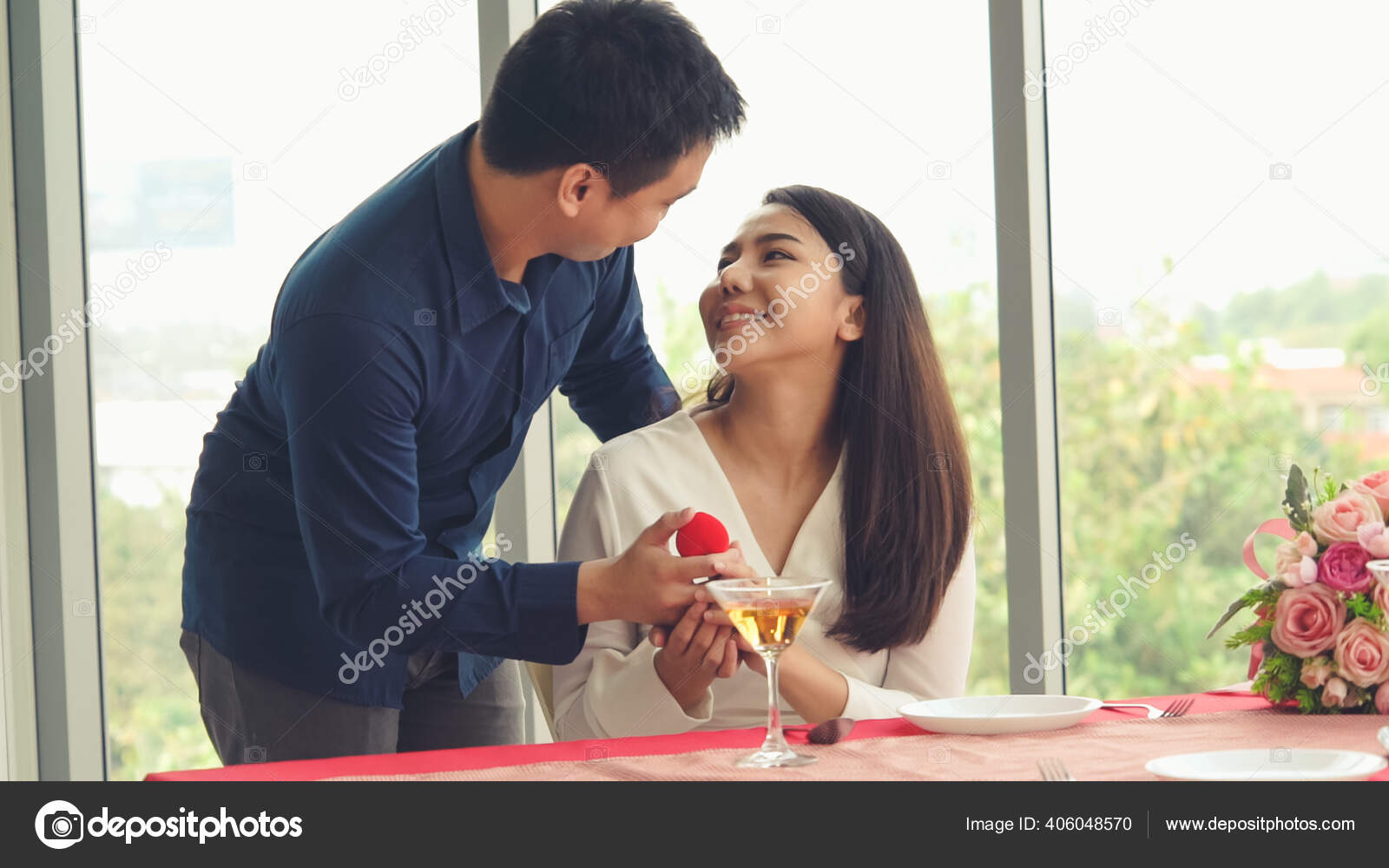 Romantic Couple Giving Gift Lover Restaurant Happy Couple Lifestyle — Stock Photo © BiancoBlue ...
